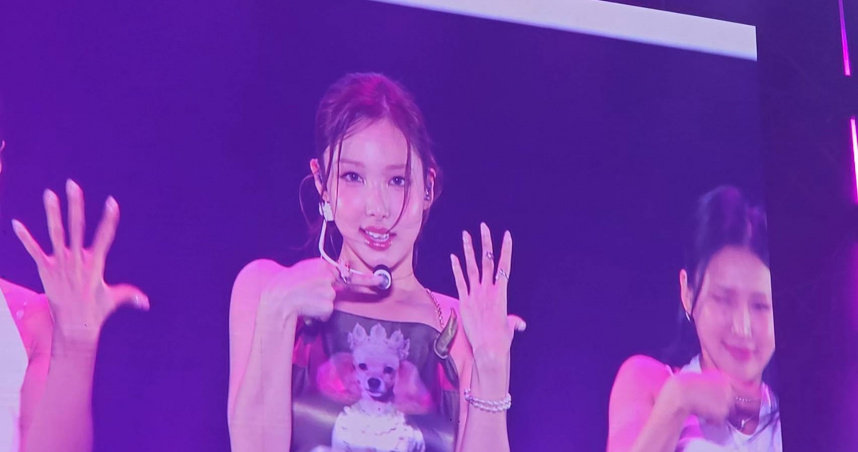 TWICE娜璉性感肚兜露美背火辣開唱 劇透新歌舞蹈「11月和成員一起來」