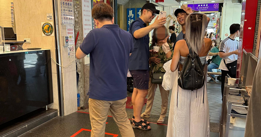 娛樂報報／百萬YTR「DoDo Men」Ian、Eric西門町合體！帶外國友人街邊吃麵線